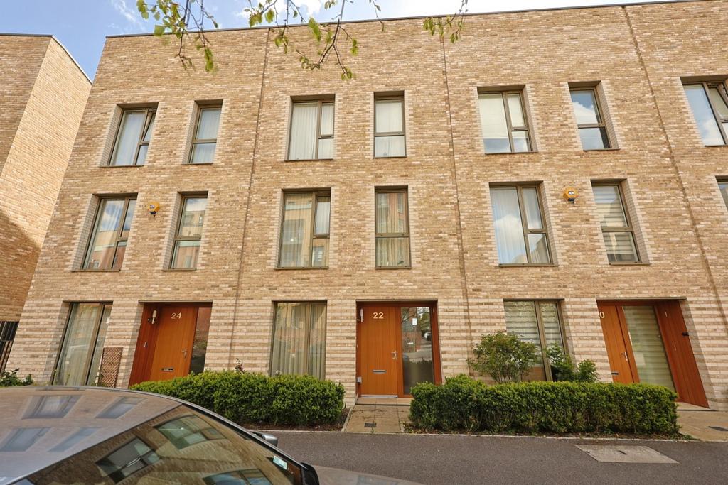 Lacey Drive, Edgware, Middlesex, HA8 8FZ 4 bed townhouse - £700,000