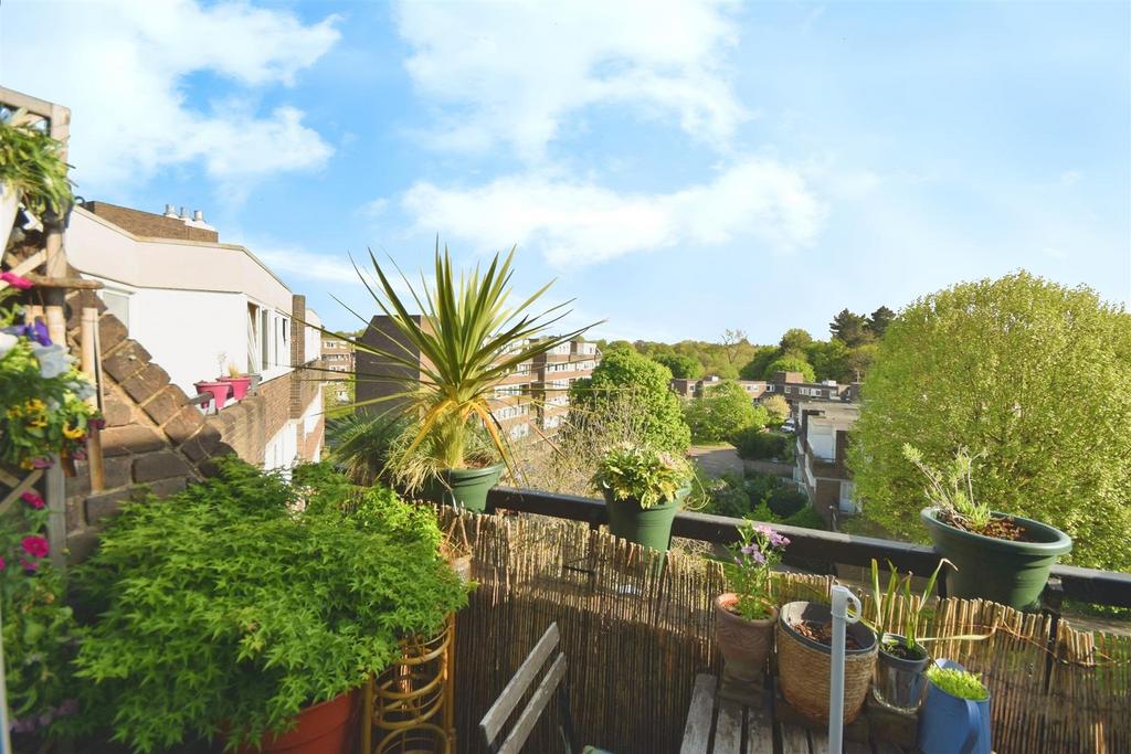 Augustus Close, Brentford 3 bed flat - £499,950