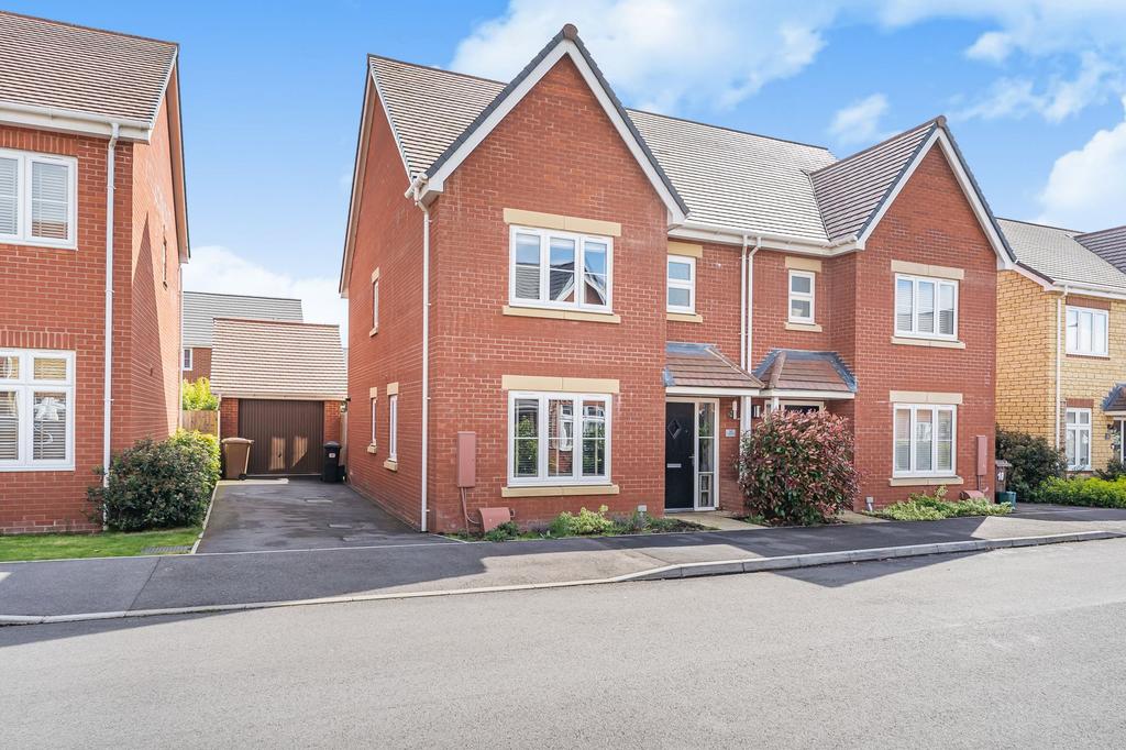 Mary Shunn Way, Wantage OX12 3 bed semi-detached house for sale - £385,000