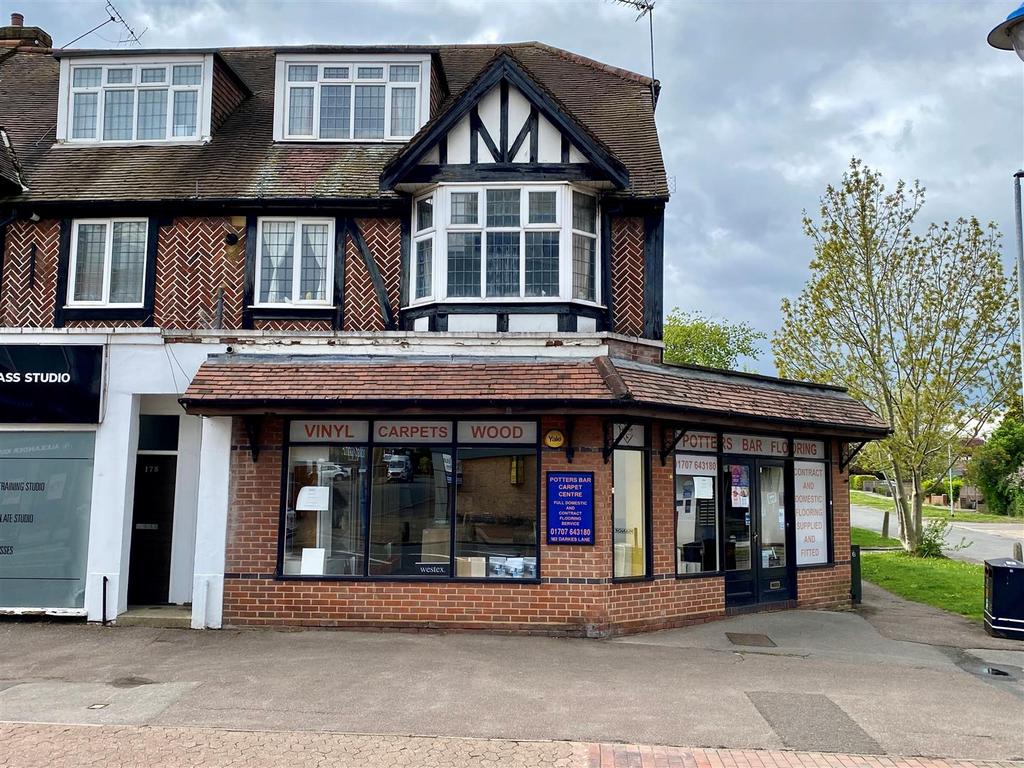 Darkes Lane, Potters Bar EN6 2 bed apartment - £250,000