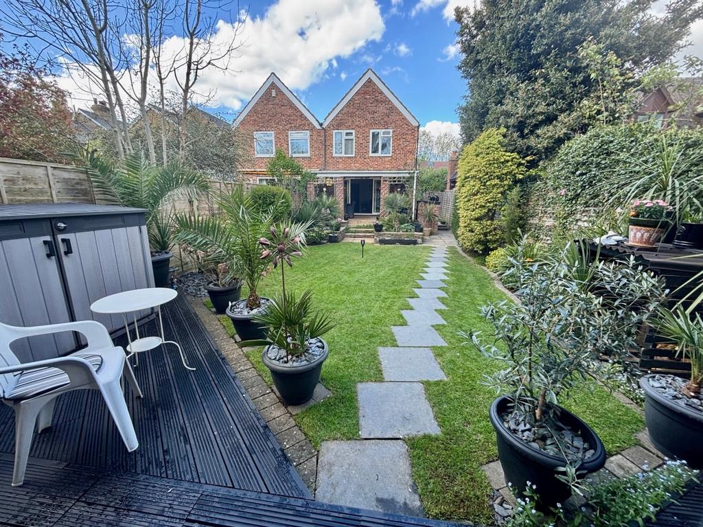 Mafeking Road, Wraysbury... 4 bed semi-detached house for sale - £585,000