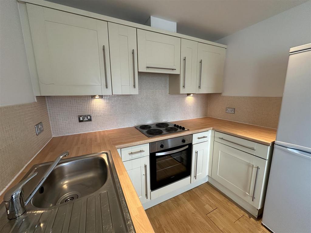 Victoria Place, Walkden 2 bed apartment - £895 pcm (£207 pw)