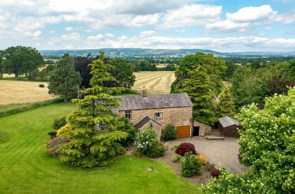 Longsight Road, Langho, Ribble Valley 3 bed cottage - £500,000