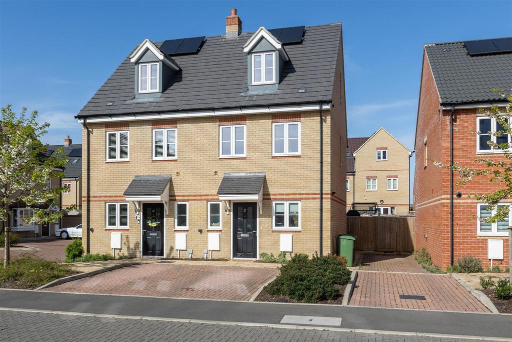 Thompson Road, Arlesey SG15 6AY 3 bed townhouse for sale - £170,000
