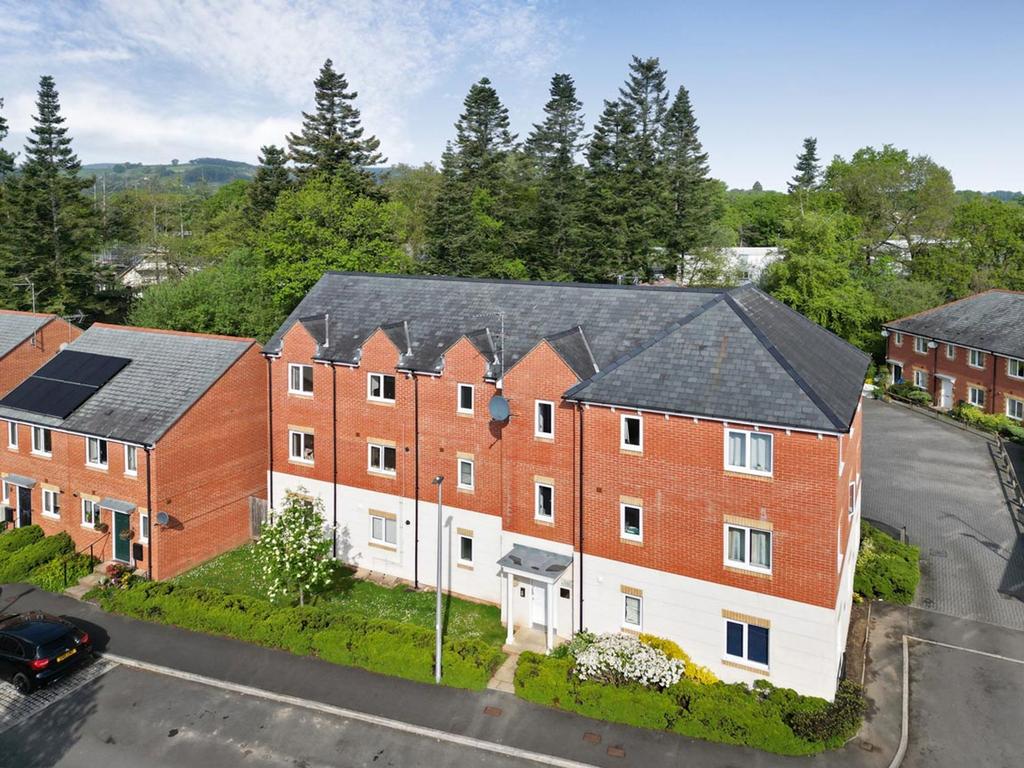 Bovey Tracey, TQ13 2 bed apartment - £180,000