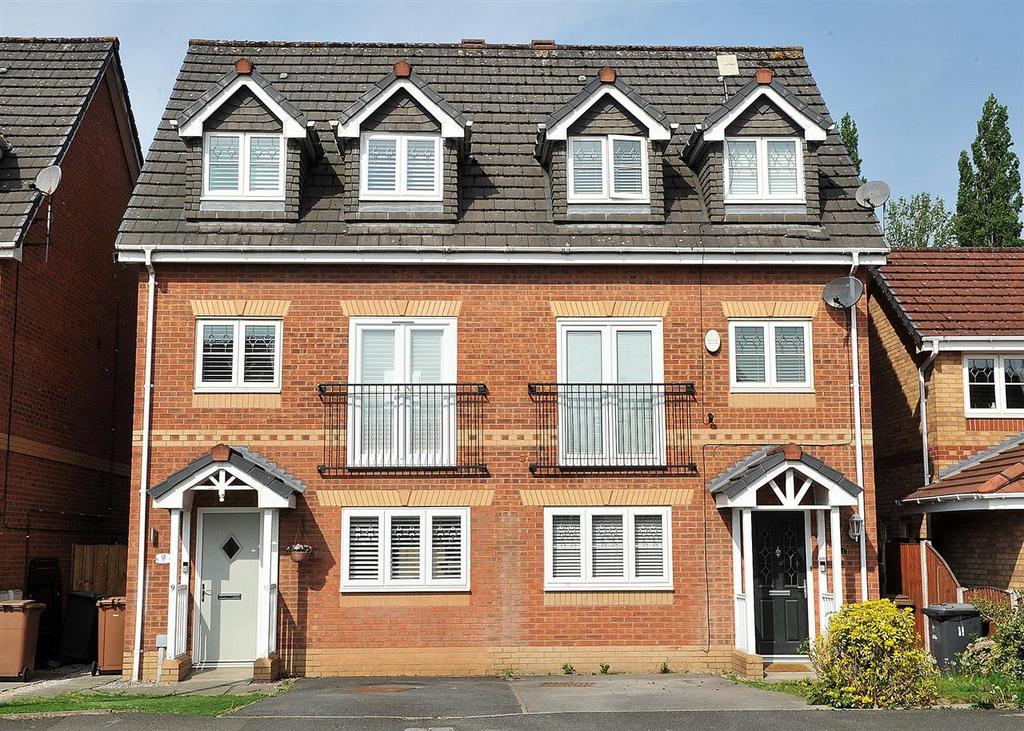 9 Sandywarps Irlam M44 6RF 4 bed semi-detached house for sale - £345,000