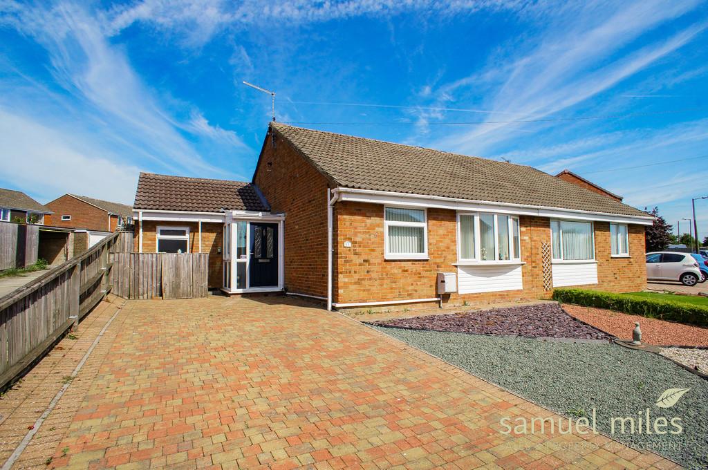 Gainsborough Avenue, Wiltshire SN4 3 bed semi-detached bungalow - £320,000