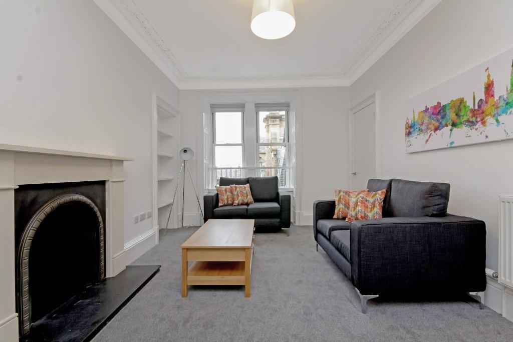 Viewforth Square, Edinburgh, EH10 3 bed flat - £2,370 pcm (£547 pw)