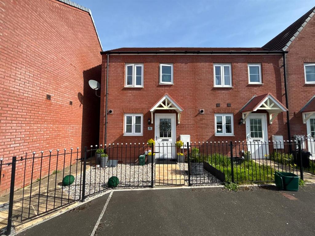 Stryd Bennett, Llanelli 2 bed end of terrace house - £155,000