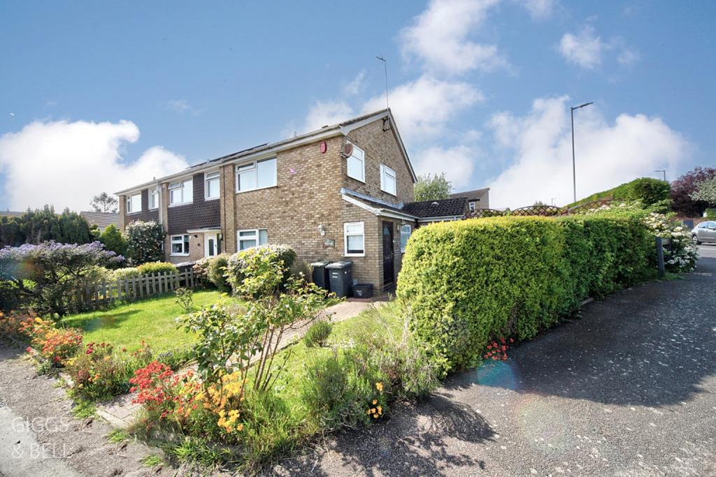 Keymer Close, Luton, Bedfordshire, LU2 3 bed end of terrace house - £ ...
