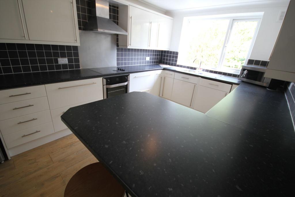 Pinner HA5 2 bed flat - £1,700 pcm (£392 pw)