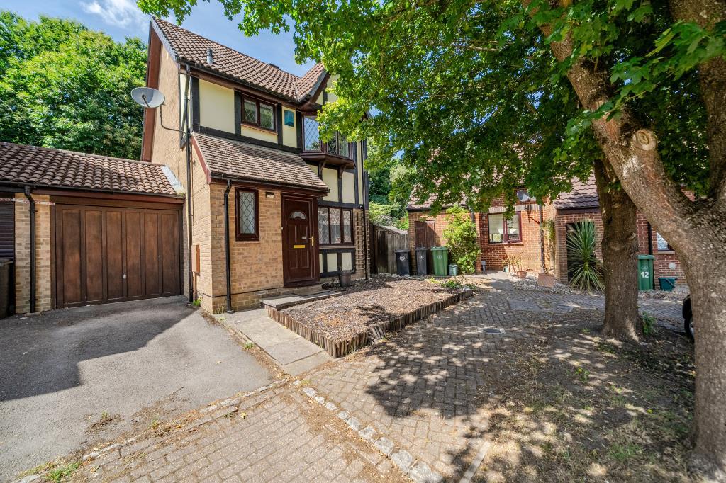 Bagshot, Surrey, GU19 3 bed link detached house for sale - £440,000