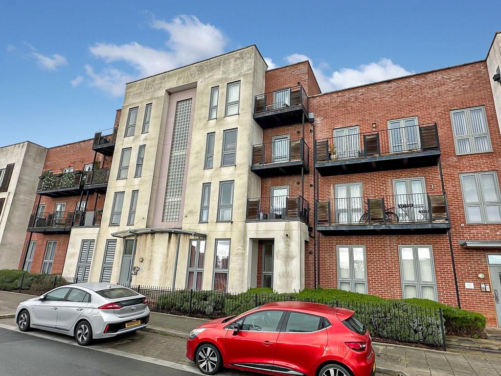 The Square, Northampton NN5 2 bed apartment for sale - £185,000