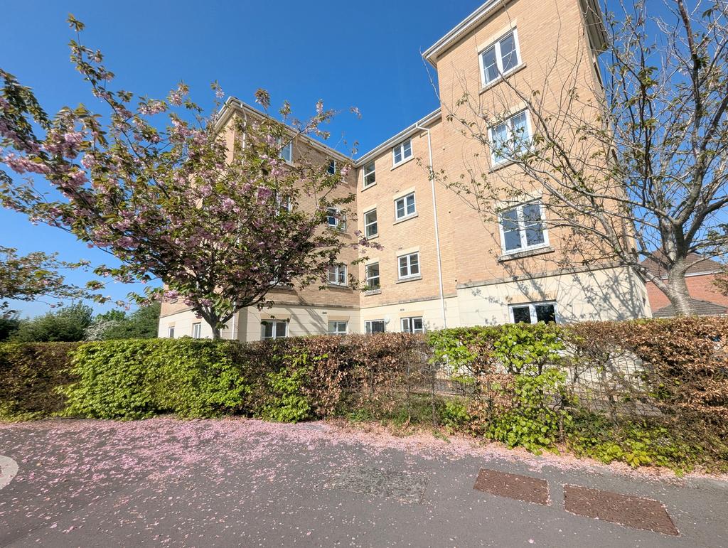 11 Millwater House, 1 Melusine Road... 2 bed flat - £115,000