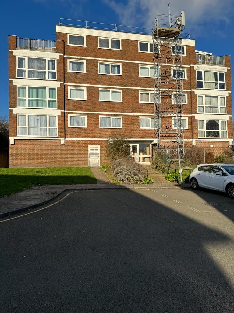 Wembley, HA0 2 bed flat - £2,100 pcm (£485 pw)