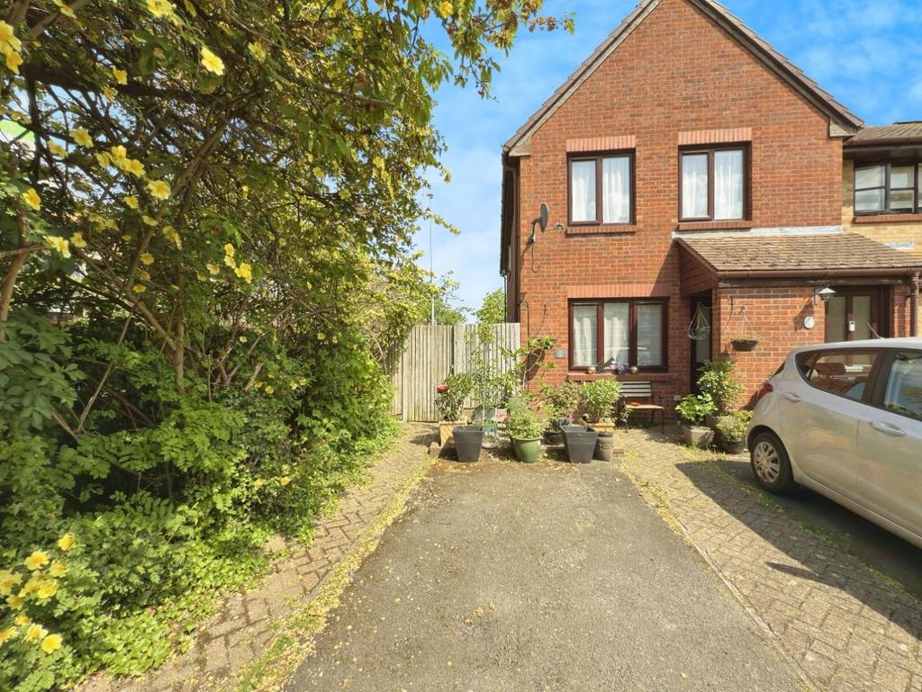 Poppy Close, Hackbridge, Surrey, SM6 7HD 1 bed maisonette to rent - £ ...