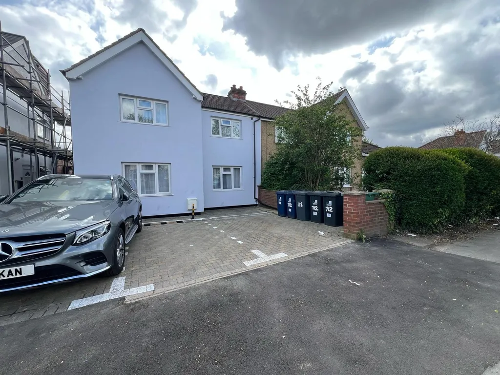 Greenford Road, Greenford UB6 2 bed flat - £1,800 pcm (£415 pw)