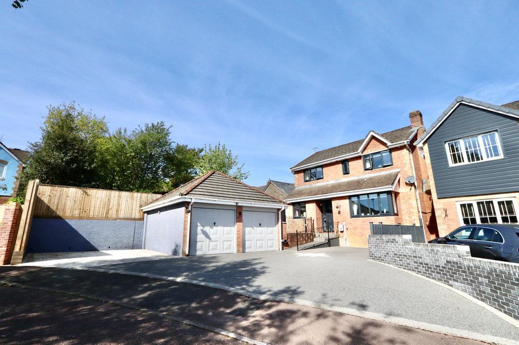 Cae Celyn, Crumlin, NP11 4 bed detached house for sale - £390,000
