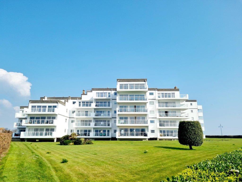 Royal Parade, Eastbourne BN22 2 bed flat for sale - £340,000