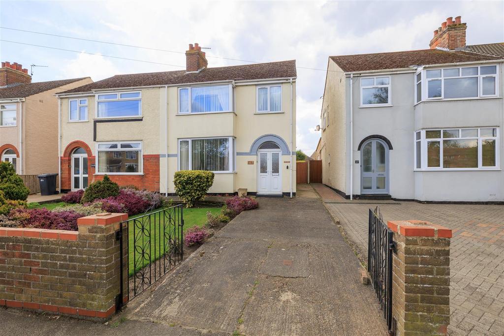 Oulton Road, Lowestoft NR32 3 bed semi-detached house for sale - £230,000