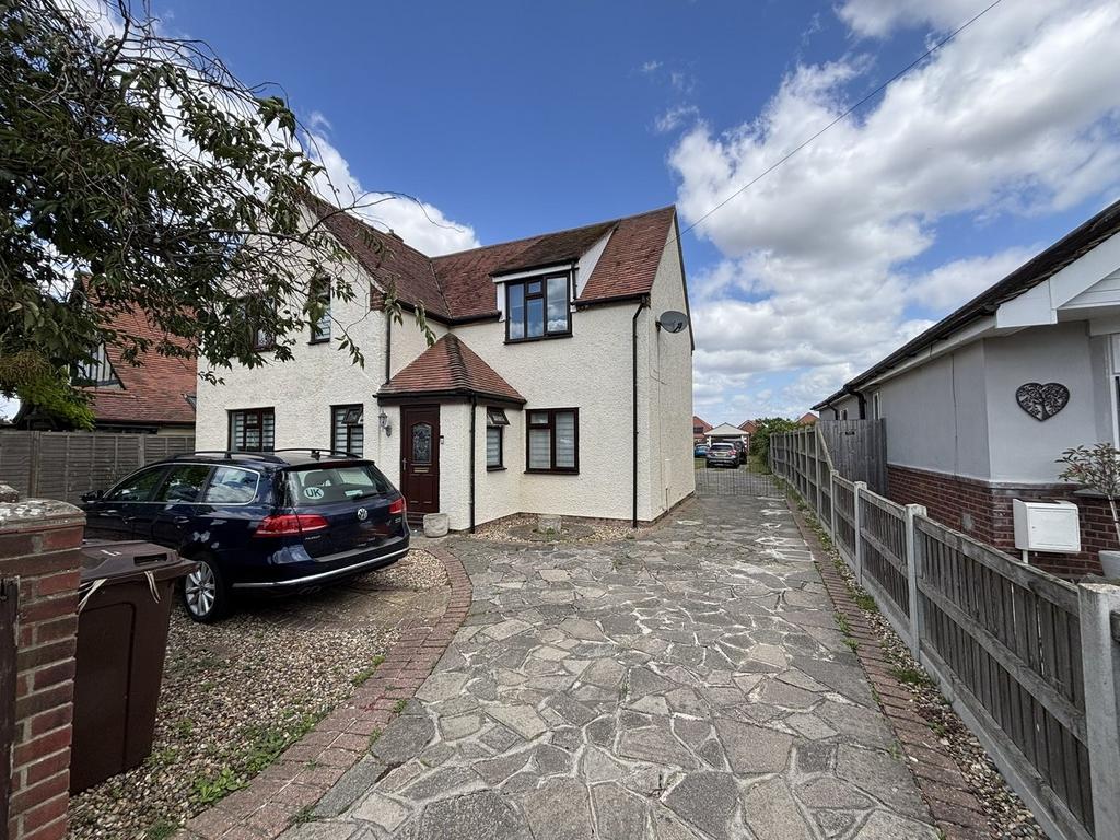 Essex, KIRBY CROSS, CO13 4 bed detached house - £495,000