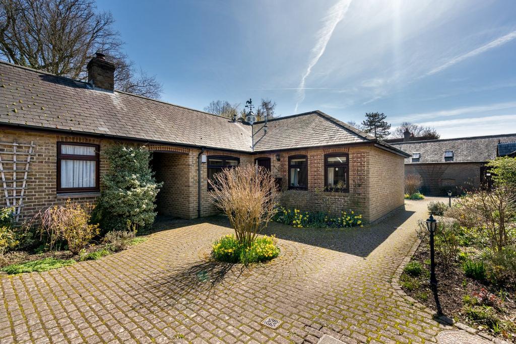 Shantock Hall Lane, Bovingdon HP3 2 bed barn for sale - £550,000