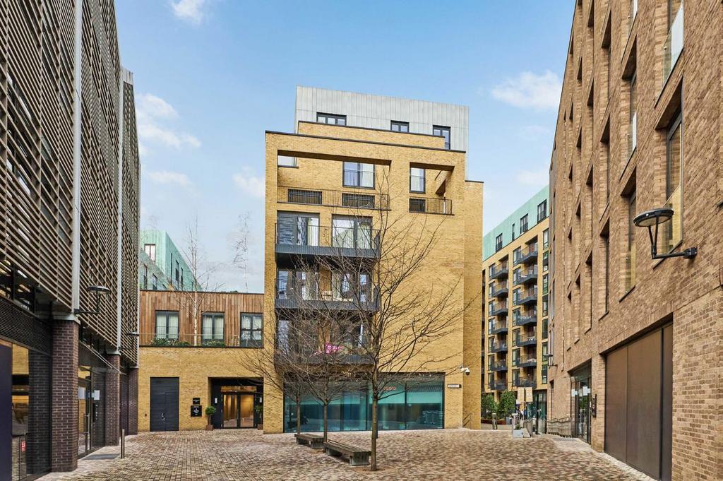 Drapers Yard, London SW18 3 bed flat for sale - £850,000