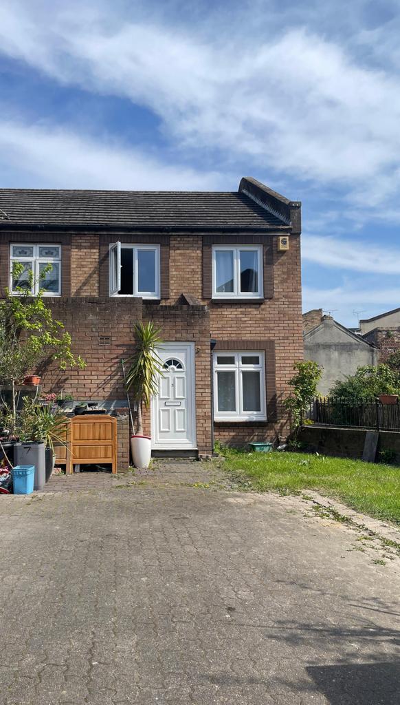 Stepney Green, E1 4 bed end of terrace house - £3,200 pcm (£738 pw)