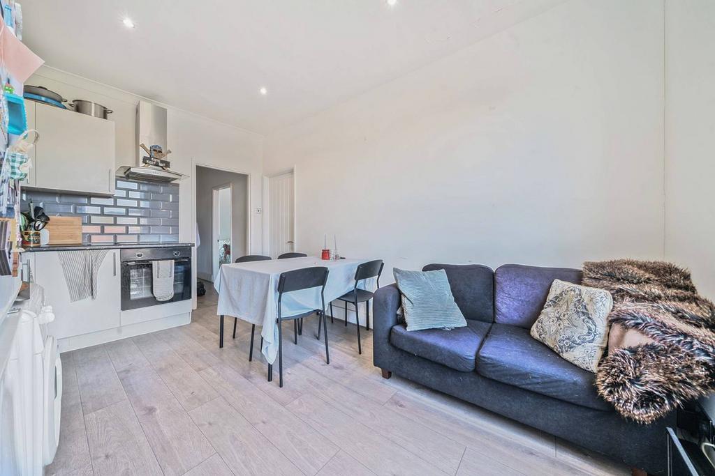 Brixton Road, Brixton, London, SW9 3 bed flat to rent - £2,800 pcm (£ ...