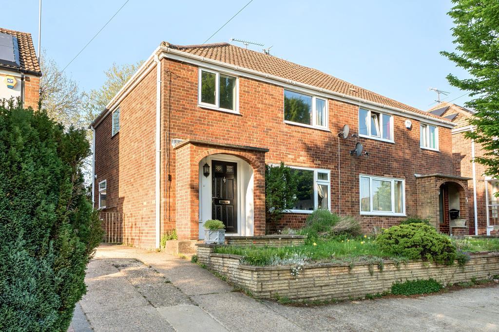 High Wycombe, Buckinghamshire, HP13 3 bed semi-detached house - £450,000