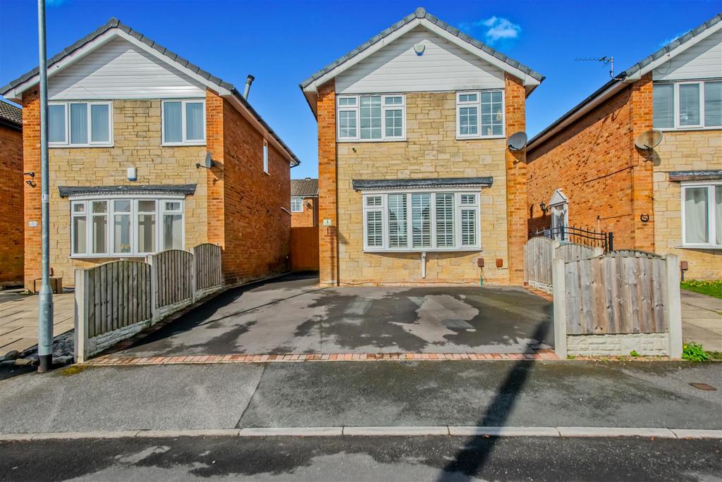 Lawns Crescent, New Farnley, Leeds 3 bed detached house - £275,000