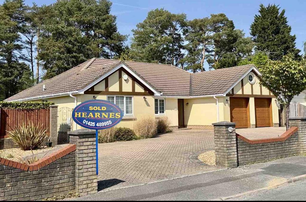 Norris Close, Ashley Heath, BH24 2HX 4 bed bungalow - £799,950