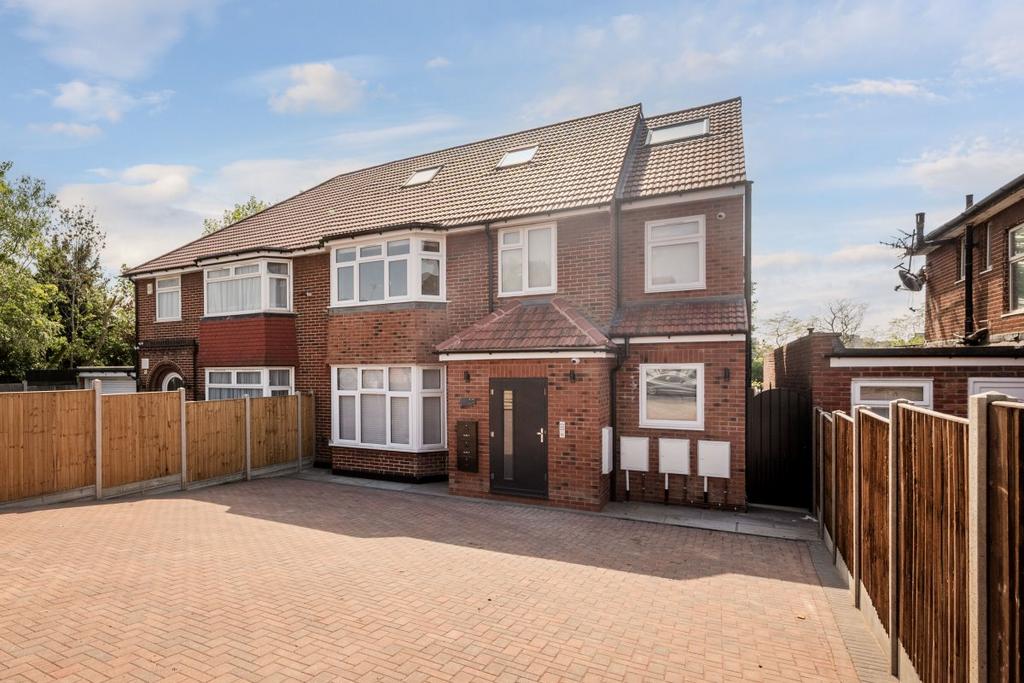 193 Hendon Way, Brent Cross 2 bed flat to rent - £2,400 pcm (£554 pw)