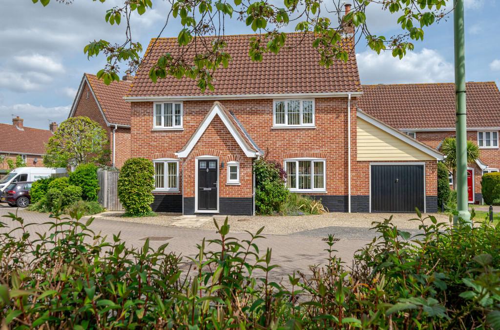 Snowdrop Close, Bury St. Edmunds IP32 4 bed detached house for sale - £ ...