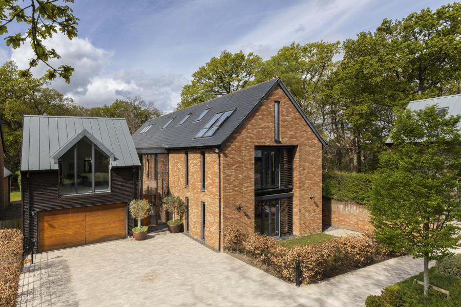 Longcross, Surrey 5 bed detached house for sale - £2,295,000
