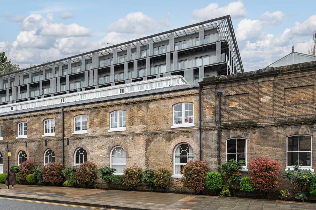 Royal Carriage Mews, Woolwich... 2 bed flat - £2,250 pcm (£519 pw)