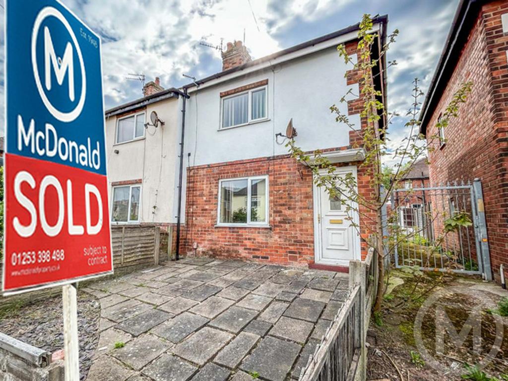 Chelford Avenue, Blackpool, FY3 9JA 2 bed semi-detached house - £89,950