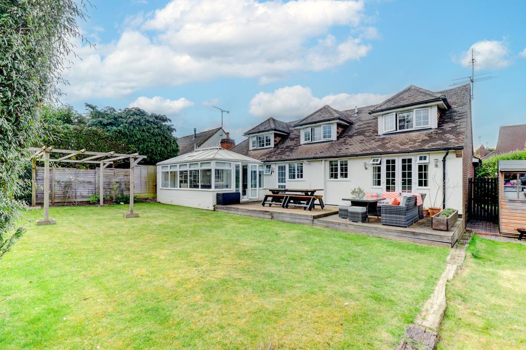 Christopher Close, High Wycombe HP14 4 bed bungalow for sale - £850,000