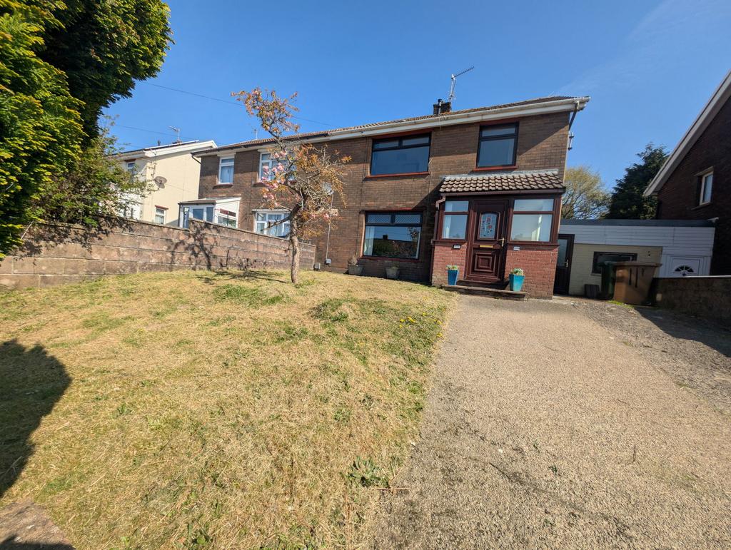 Pen-y-Bryn, Caerphilly, CF83 2LA 3 bed semi-detached house - £180,000