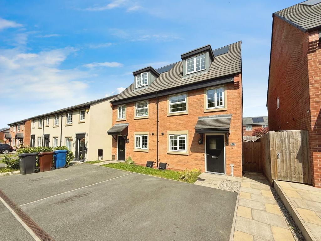 Riley Bank Road, Leigh, Greater... 3 bed house to rent - £1,200 pcm (£ ...