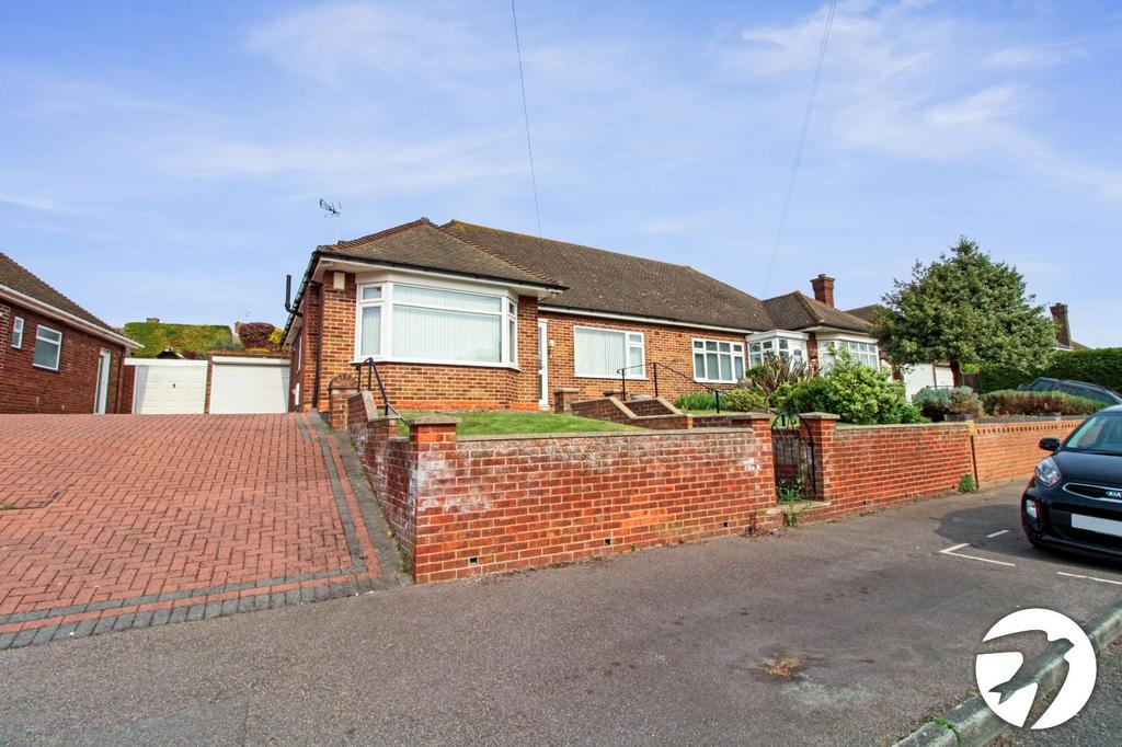 Read Way, Gravesend, Kent, DA12 2 bed bungalow to rent - £1,600 pcm (£ ...