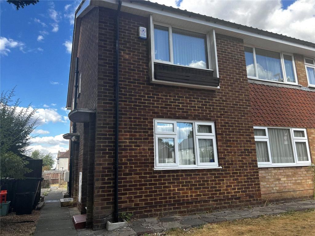 Fleetwood Court, Farnborough Common... 2 bed maisonette - £1,450 pcm (£ ...
