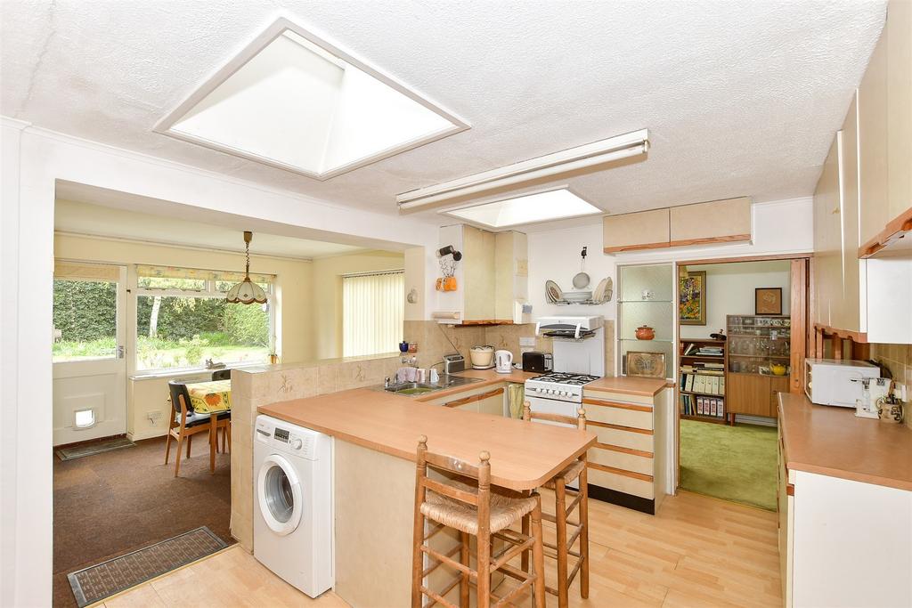 Horley Row, Horley RH6 3 bed detached bungalow - £462,000