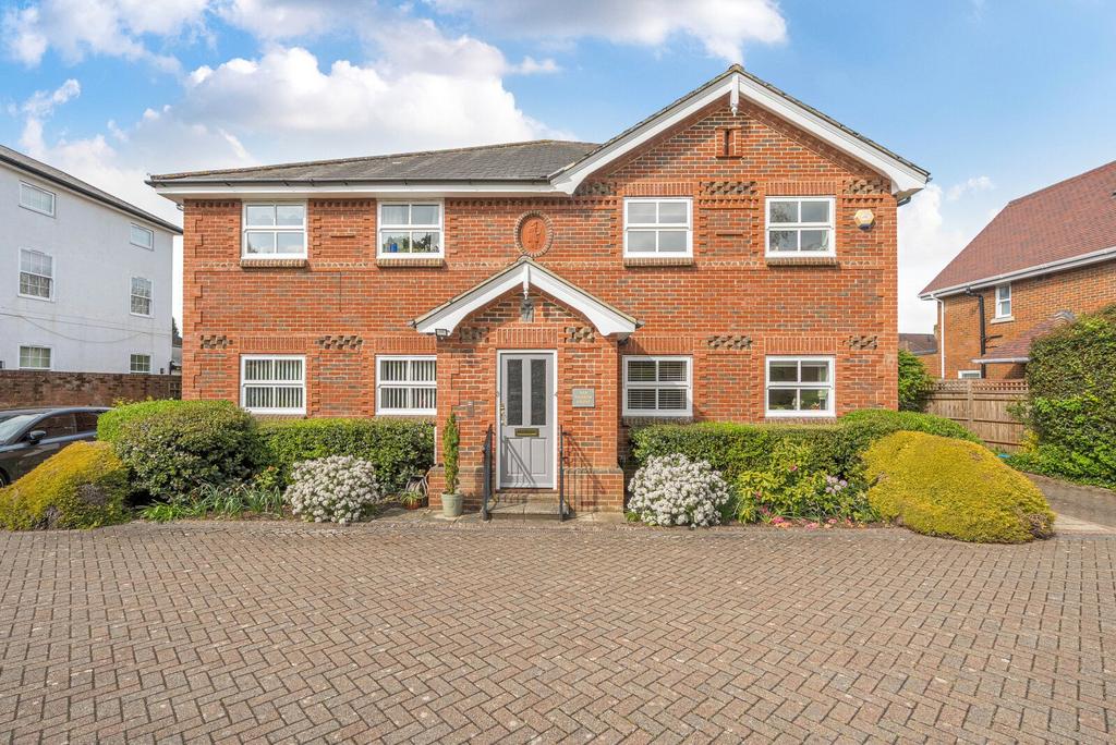 Ockham Road South, East Horsley, KT24 2 bed flat for sale - £450,000
