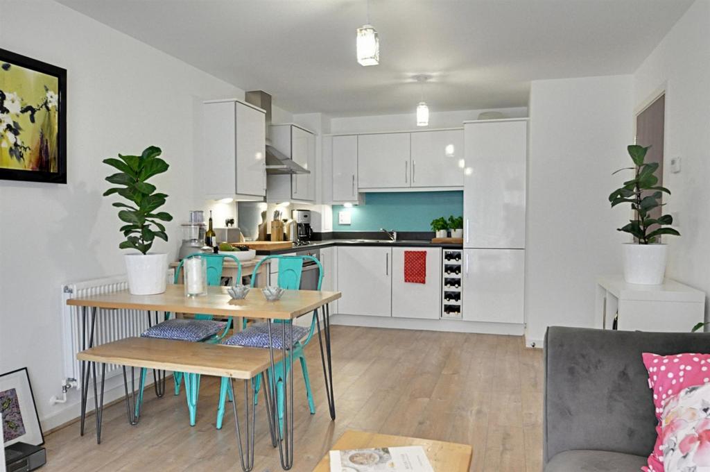 Laval House, Ealing Road, Brentford, TW8 1 bed flat - £1,700 pcm (£392 pw)