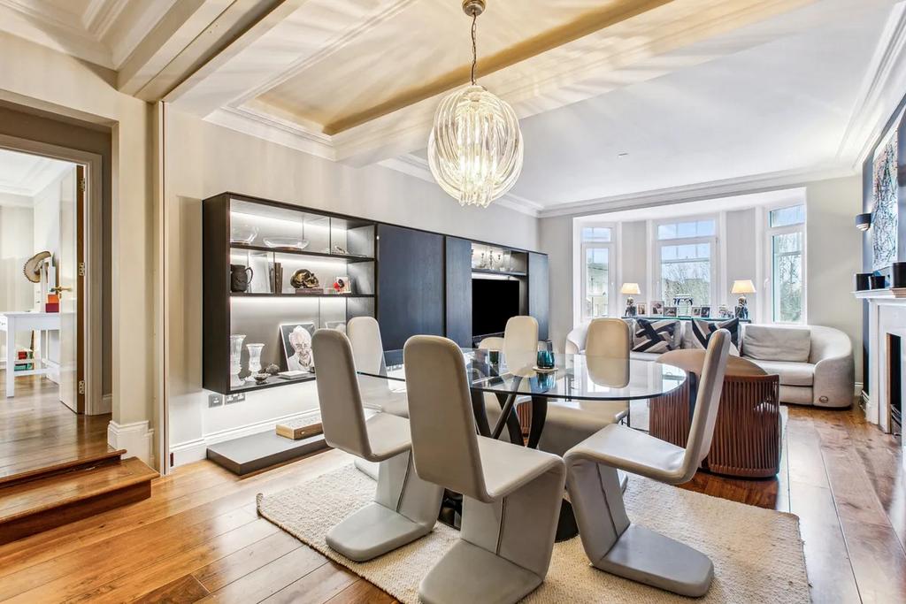 Onslow Square, London SW7 4 bed flat to rent - £8,602 pcm (£1,985 pw)