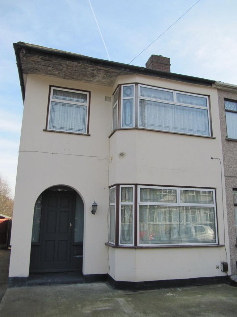 Jarrow Road, Chadwell Heath, RM6 3 bed house to rent - £2,100 pcm (£485 pw)
