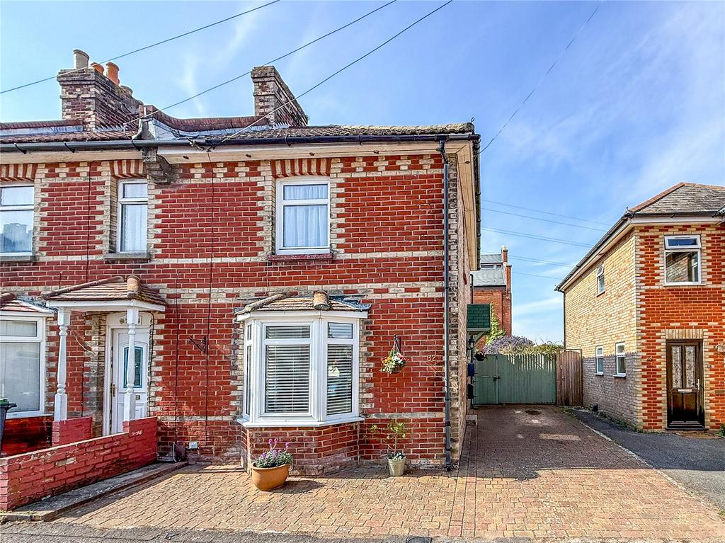 Beaconsfield Road, Christchurch... 3 bed end of terrace house - £385,000