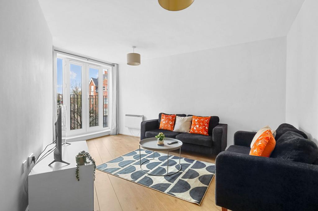 Streatham High Road, London SW16 2 bed flat for sale - £375,000
