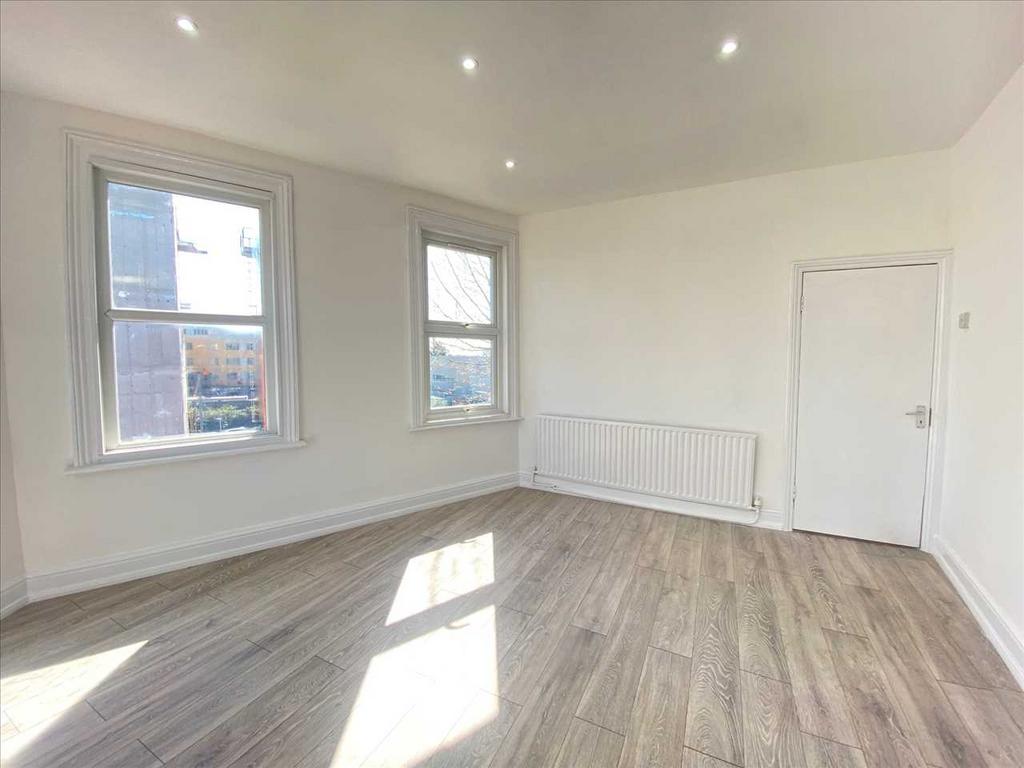 Manor road, West Ealing 2 bed apartment - £2,400 pcm (£554 pw)